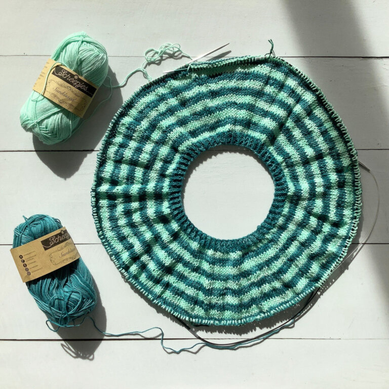 tutorial - knitting jogless stripes in the round - La Visch Designs