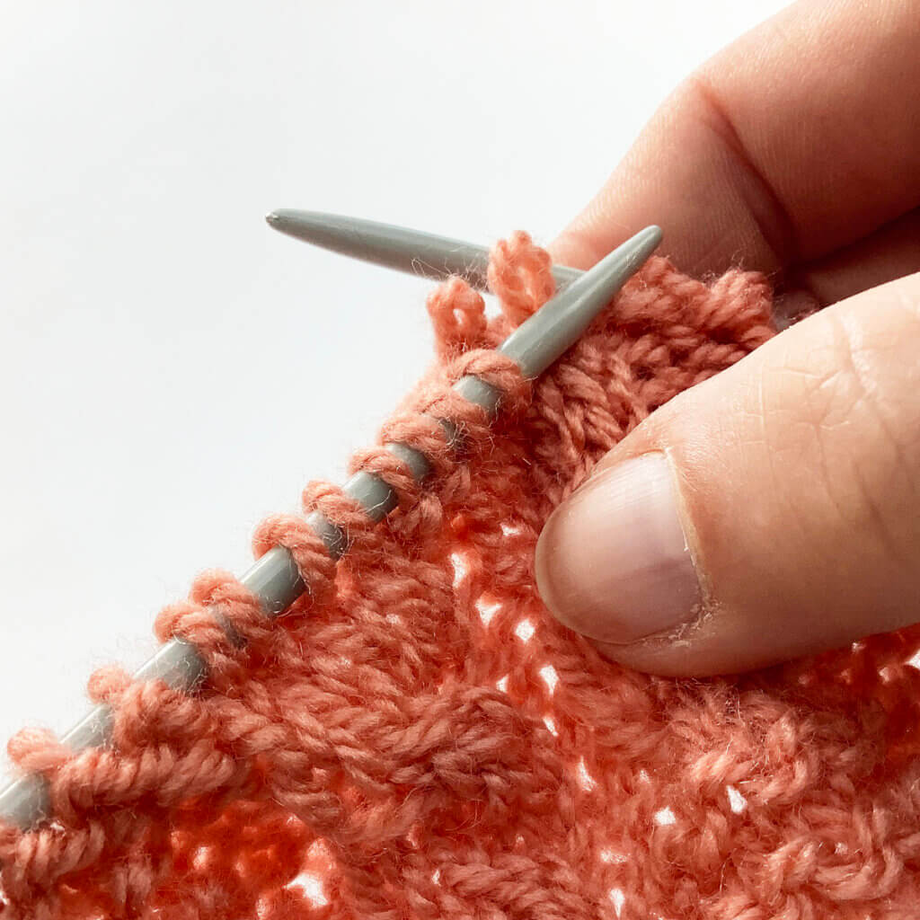 tutorial - knitting 4-stitch cables without a cable needle - La Visch ...