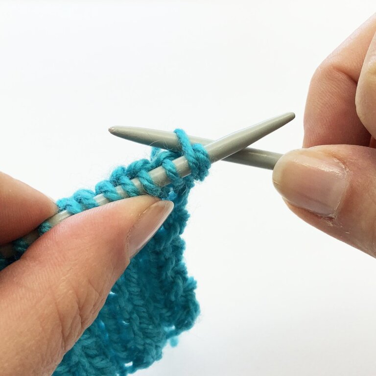 stitch pattern - working a Vikkel or Estonian braid - La Visch Designs