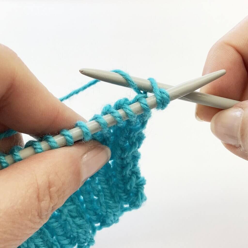 stitch pattern - working a Vikkel or Estonian braid - La Visch Designs