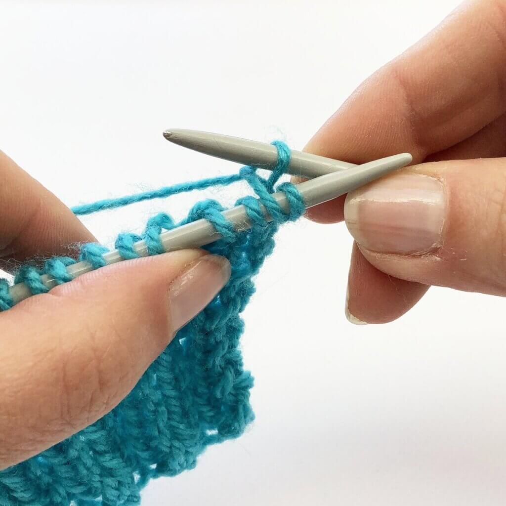 stitch pattern - working a Vikkel or Estonian braid - La Visch Designs