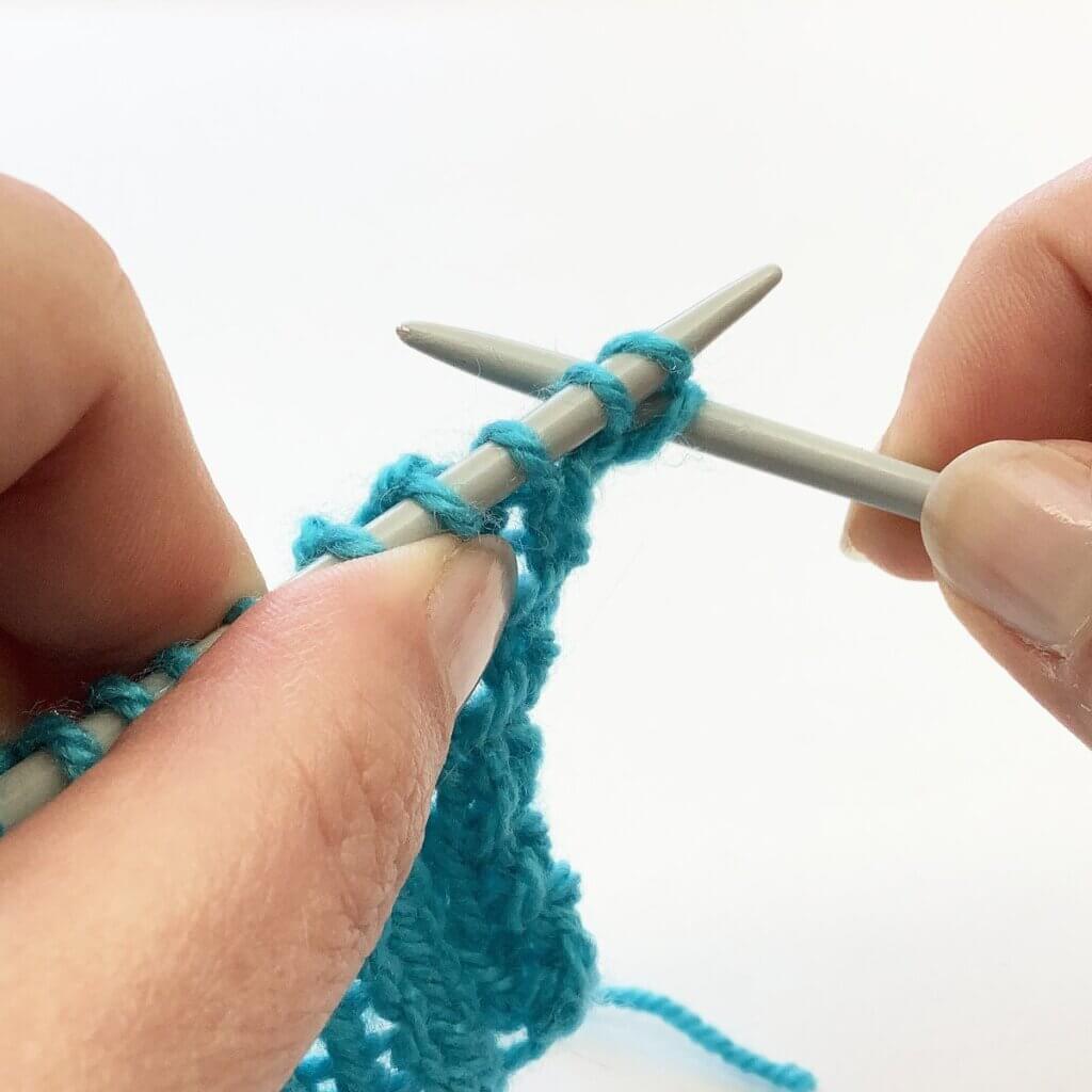stitch pattern - working a Vikkel or Estonian braid - La Visch Designs
