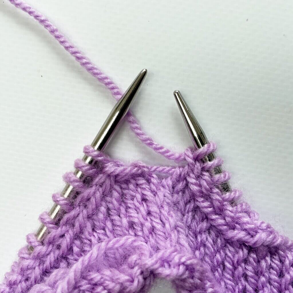 stitch pattern - working a Vikkel braid in the round - La Visch Designs